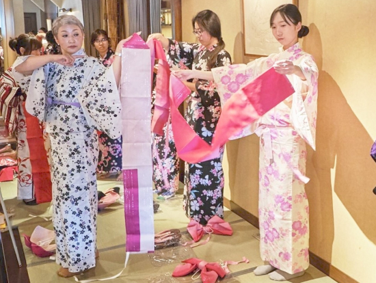 Yukata Dressing Lesson for Men and Women in Osaka (with Yukata to Take ...